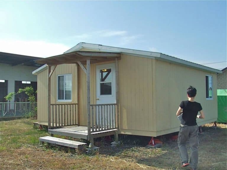 Modular Units Transform into Hotel in Japan